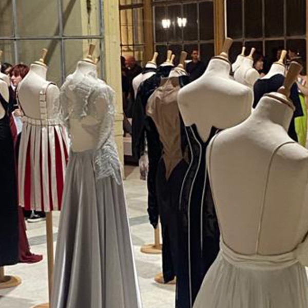 Estudantes de Design e Produção de Moda no desfile de Fátima Lopes ...